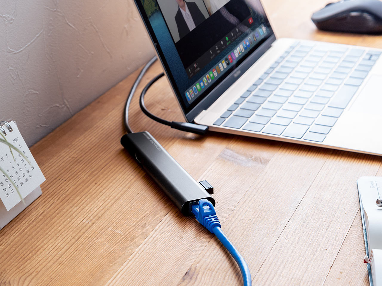 省スペースのL字型コネクタ採用、USB Type-C接続で有線LANやHDMIを増設できるサンワサプライ「400-HUBC8BK」発売 - INTERNET Watch