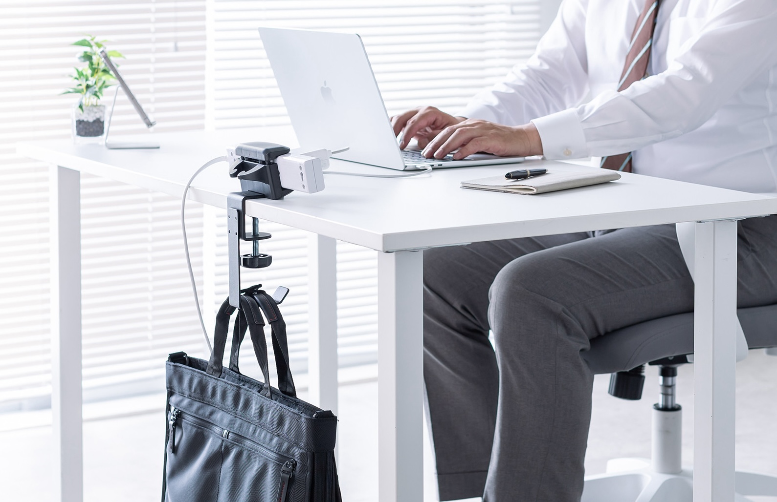 机に固定し、バッグ掛けと電源タップ固定の2役ができるフック「PDA-STN72BK」、サンワサプライが発売 - INTERNET Watch