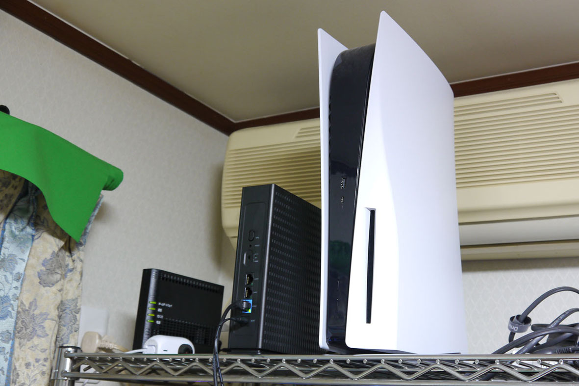 「Wi-Fiルーターの置き方」の定説を検証！ 場所や壁で電波状況はどこまで変わる？【イニシャルB】 - INTERNET Watch